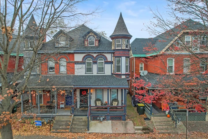 Downtown Lancaster 3br W/ Parking + Private Sauna - Lancaster