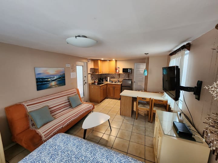 Garden-entry Studio Steps To Hollywood Beach - Hollywood, FL