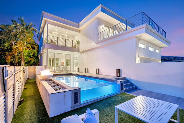 Stunning 3br Villa W/heated Pool • Hollywood Beach - Dania Beach, FL