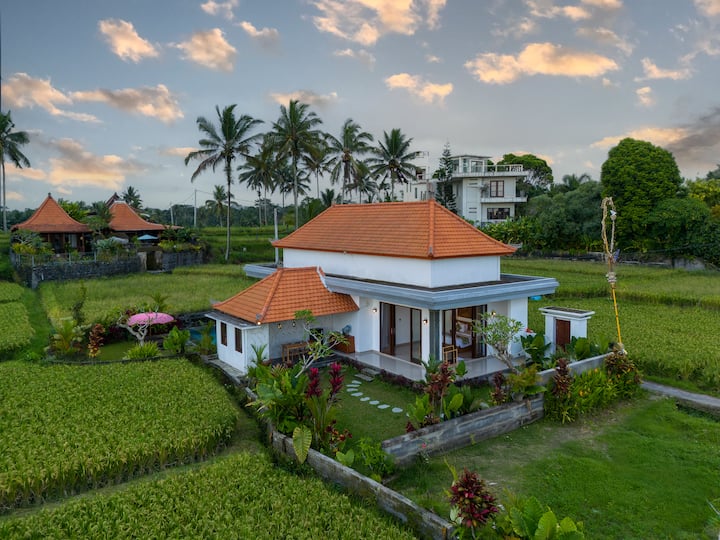 Cozy House With Spacious Yard And Ricefield View - Bali