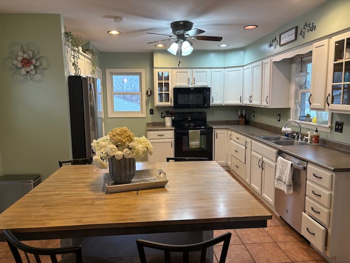 Comfort Cottage-3 Queen 2 Single Twin +Sleeps 11 - Illinois