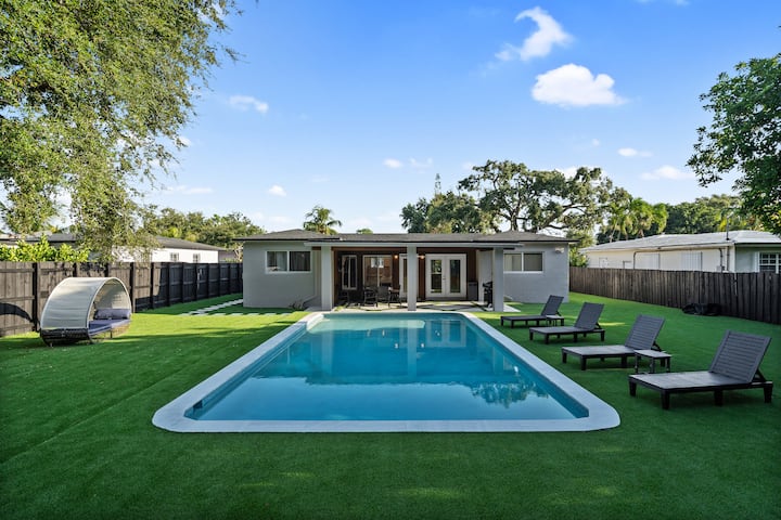 Tropical 4br Villa | Pool, Bbq & Mini Golf Fun - North Miami Beach