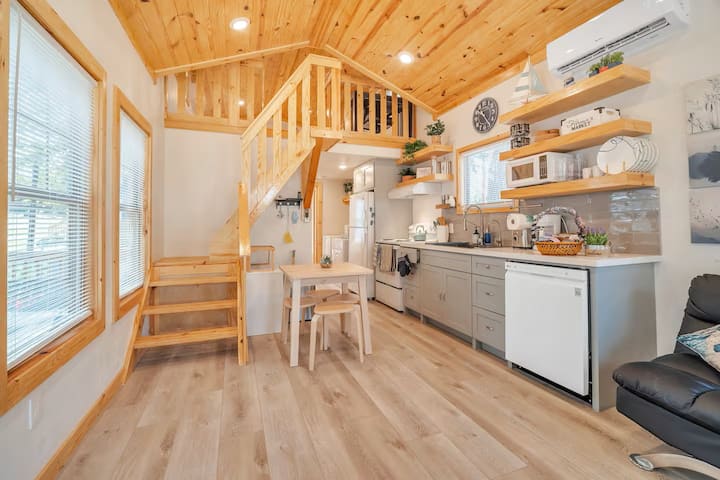 Tiny Haven Lakehouse - Lake Conroe - Lake Conroe, TX