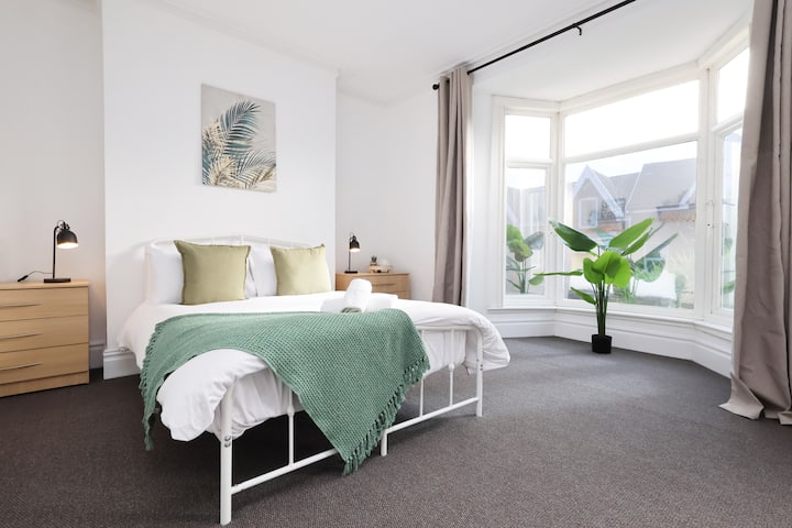 Spacious 6-bed Home For Work Crews & Groups - Swansea