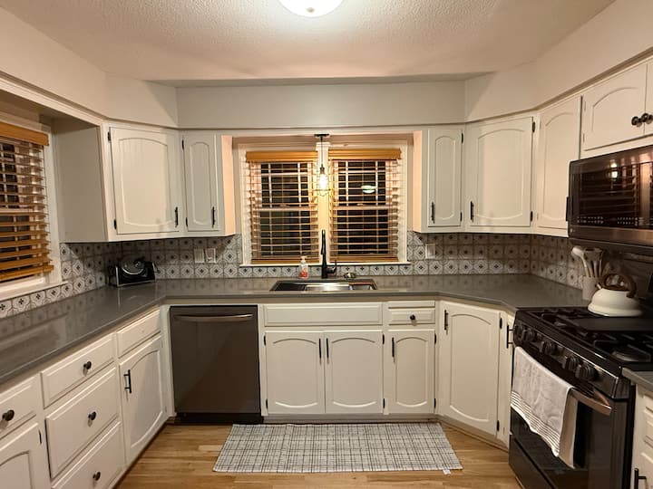 Cozy Retreat In The Heart Of Ankeny - Ankeny, IA