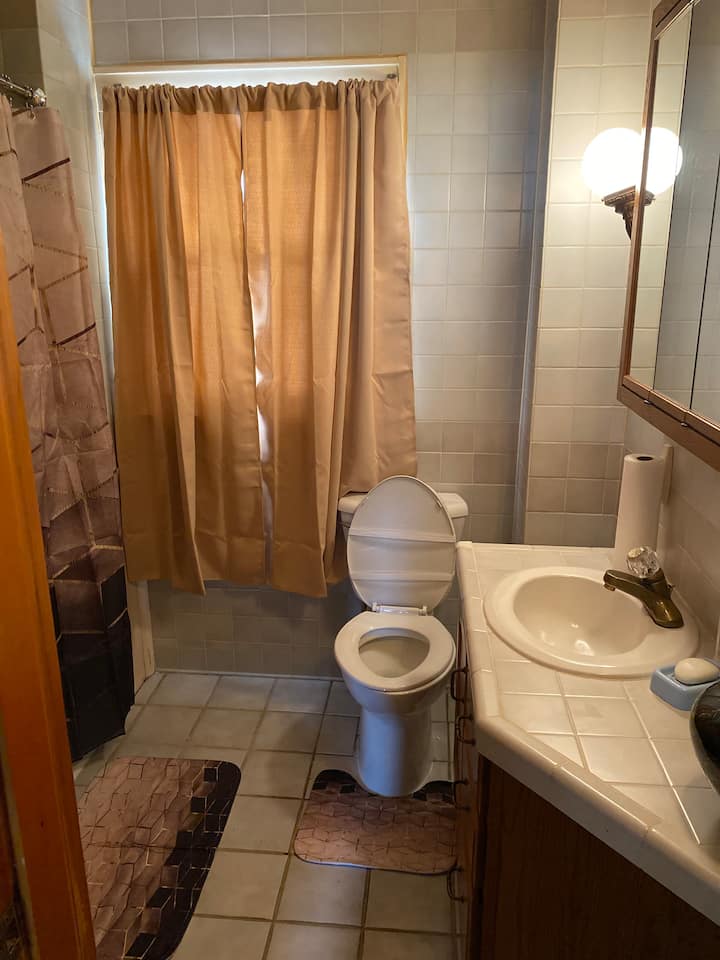 Charming 2-bedroom Bungalow In The Heart Of Akron - Akron, OH