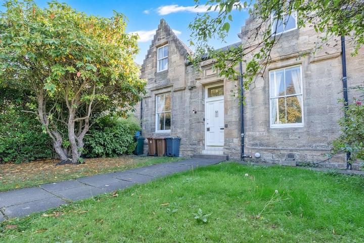 The Budget Townhouse - Central & Spacious - Edinburgh