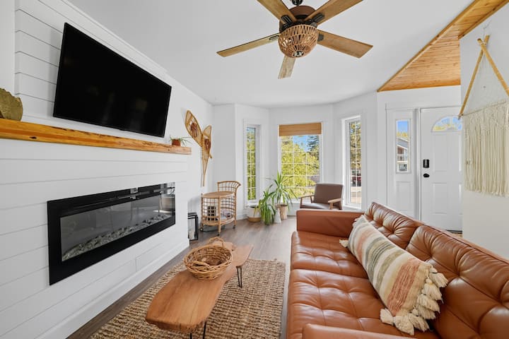 The Nook | A Stay By The Golden Collection - Sylvan Lake