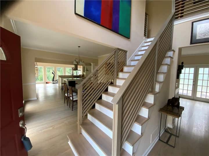Bright & Happy Roswell Home, With Rented Basement. - Roswell, GA