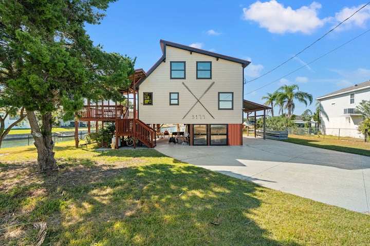 Family Beach Retreat | Kayaks + Boat Slip - Hernando Beach, FL