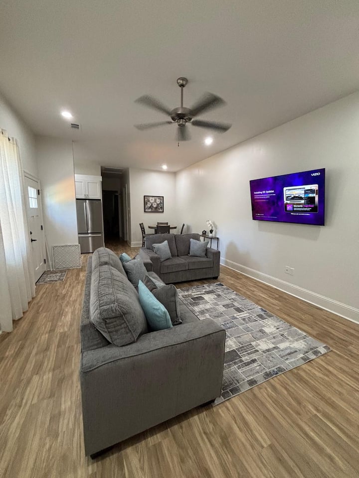 Home In Chalmett 
5 Miles To French Quarter. - Chalmette, LA