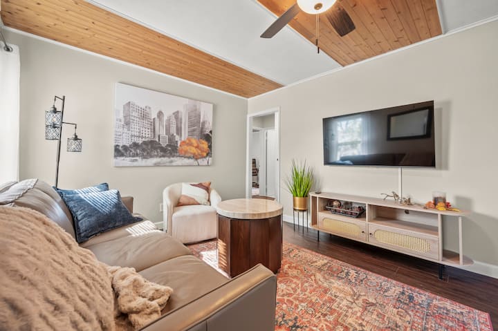 Charming & Cozy 2-bedroom Home - Peoria, IL