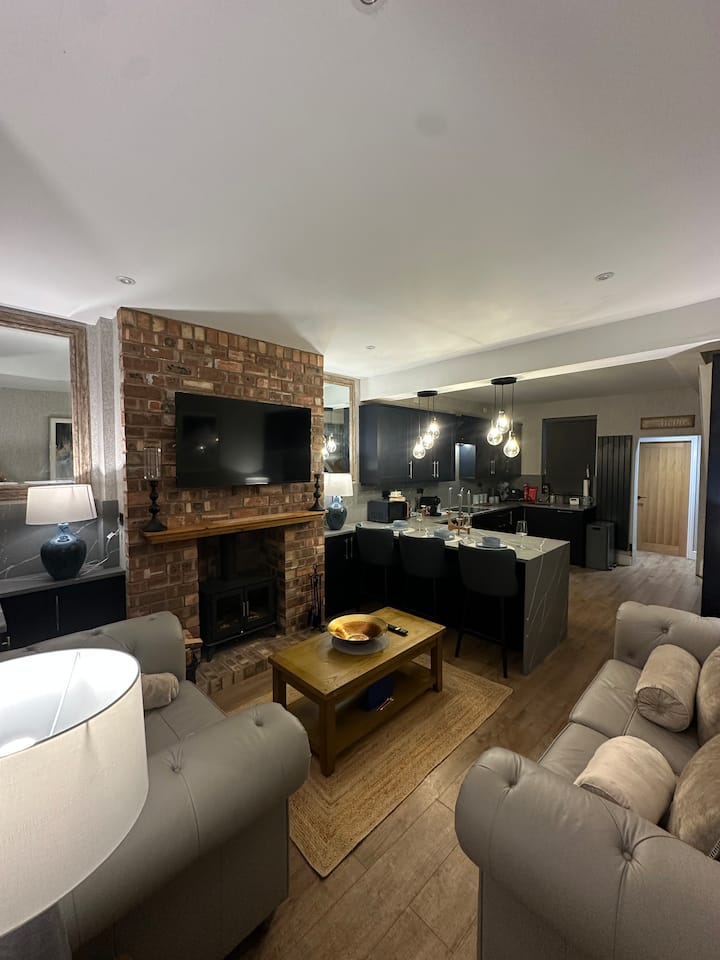 Central Warrington Home - Warrington