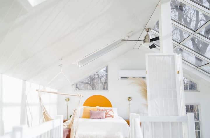 Treehouse - Sleeps 14, Hot Tub, 2-story Solarium - Sioux Falls, SD