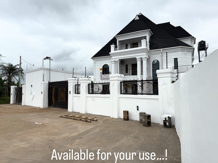 Mighty Lux Mansion With Swimming Pool - Ibadan