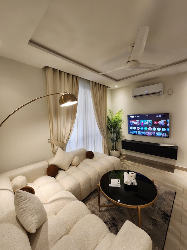 Luxury 1bhk/selfcheckin/aurum/pool/gym/gulberg/lhr - Lahore
