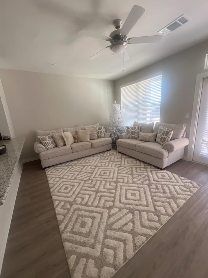 Stylish Luxury Apartment, Houston |Pool & Backyard - Richmond, TX