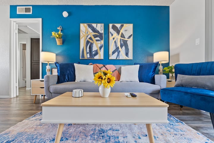 Designer Retreat - King Bed, Pool, Gym - Mesa, AZ