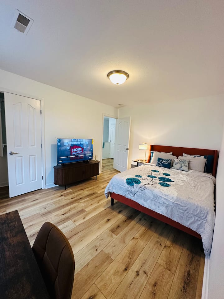 Cozy Bedroom With Private Bathroom - Champaign, IL