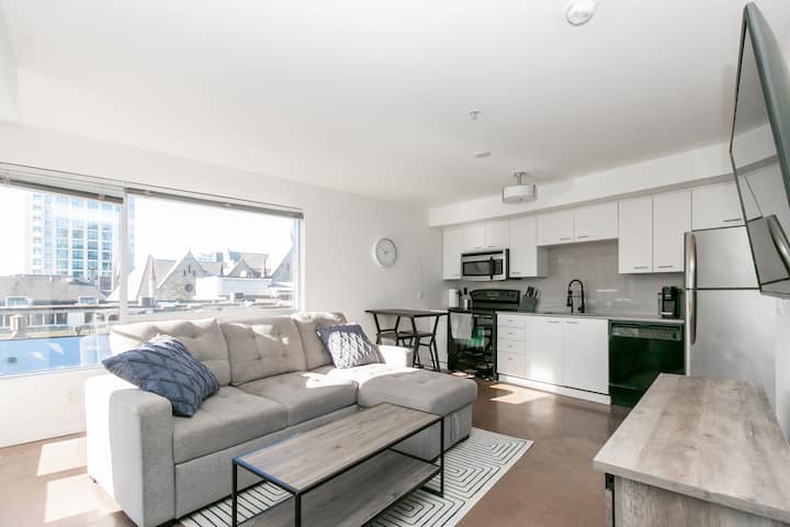 Cute, Bright & Cozy 1 Bedroom - Saanich
