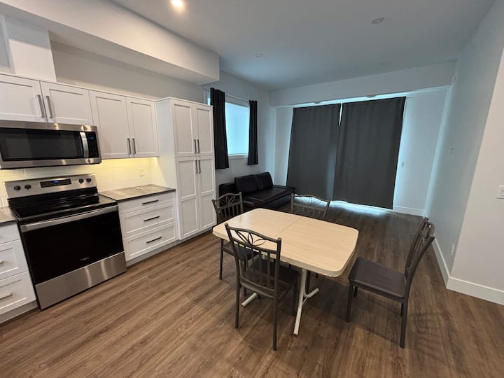Central, 2 Bed, 1 Bath Carriage House - Kelowna