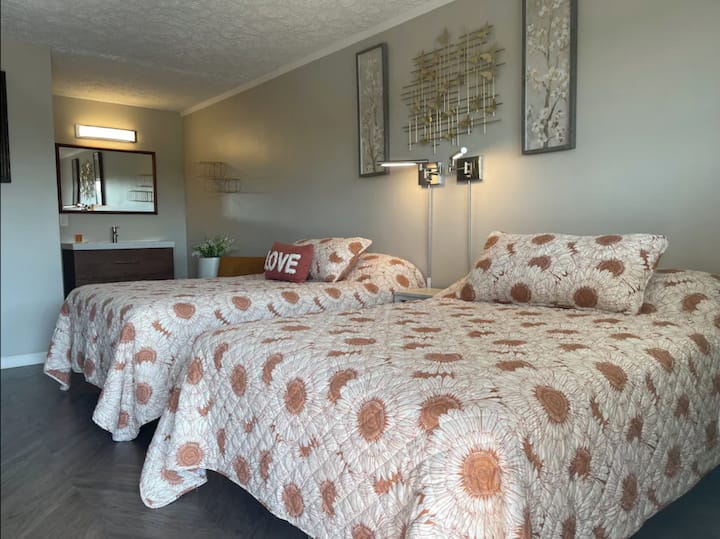 Deluxe Double Room ( 2 Adults + 2 Child ) - Lake Anna, VA