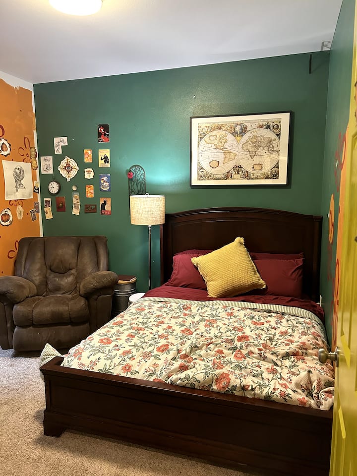 Hippie Hideout: Private Ground-floor Bedroom - Port Orchard, WA