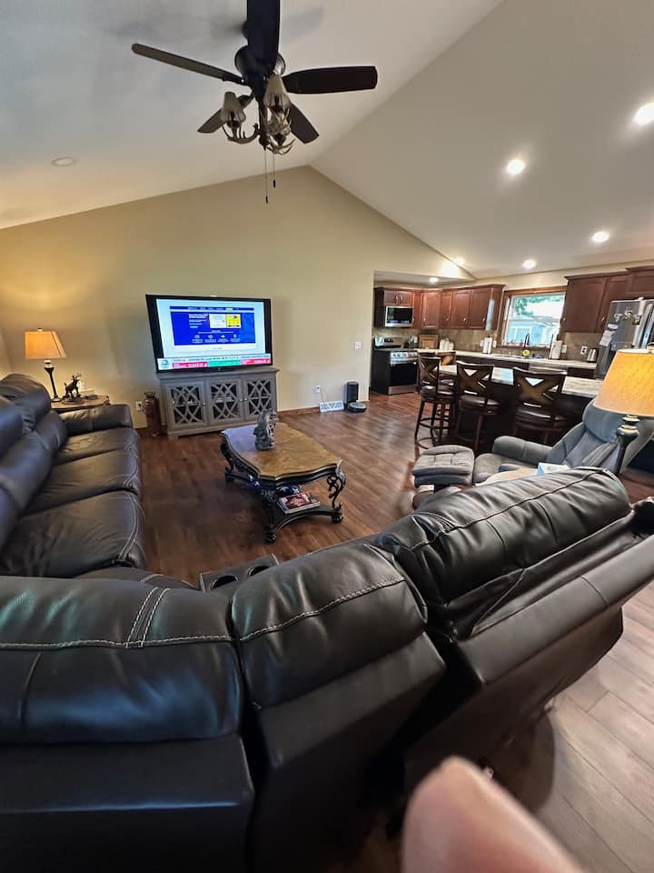 Granite Peak Getaway-4br, Hot Tub, Sauna, Fire Pit - Wausau, WI