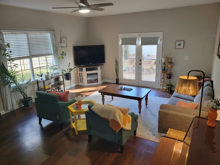 Cozy Courtyard & Fenced Yard - 2 Blocks From Expo! - Tulsa, OK