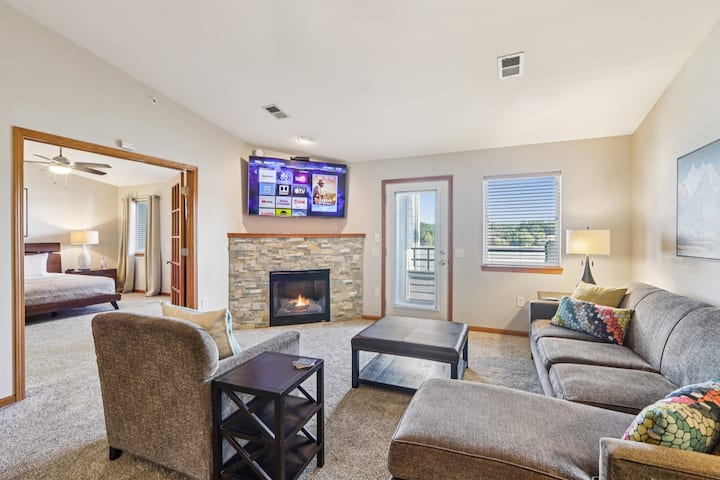 Jody & Jana's Top Floor Retreat At Lighthouse Cove - Wisconsin Dells, WI