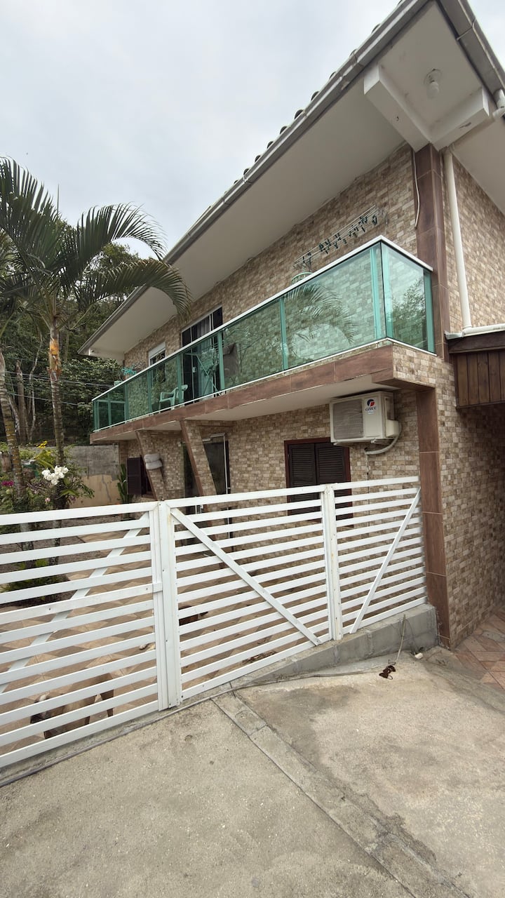 Casa 4 Quartos 2 Com Suítes, E Um Banheiro A Parte - Florianópolis