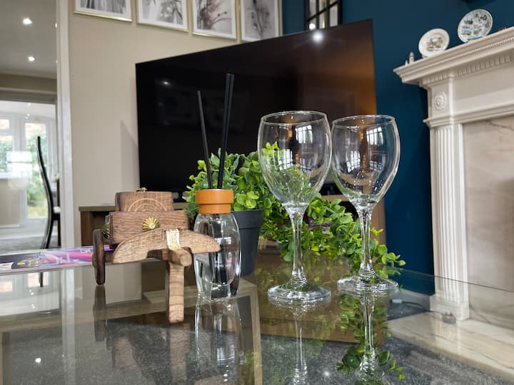 Lovely Three Bed House In A Quiet Corner Of Leeds! - Leeds
