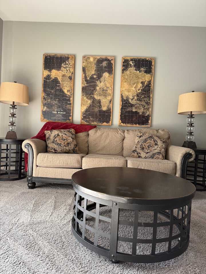 Luxury Livin'-jacuzzi, Pool, Patio, Theatre, Gym! - Sioux Falls, SD