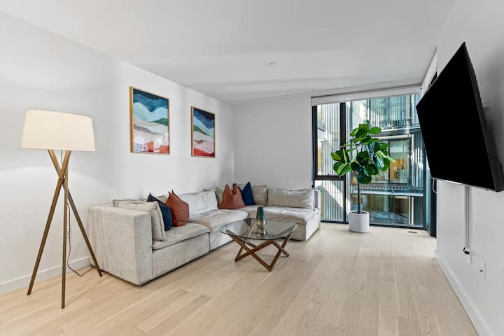 Pearl Coast | Modern 2br W/ Rooftop Pool & Views - Santa Monica, CA