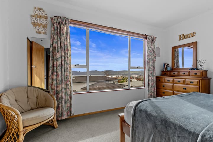 Sunny Hilltop Red Bach W Lake And Mountain Views - Taupō