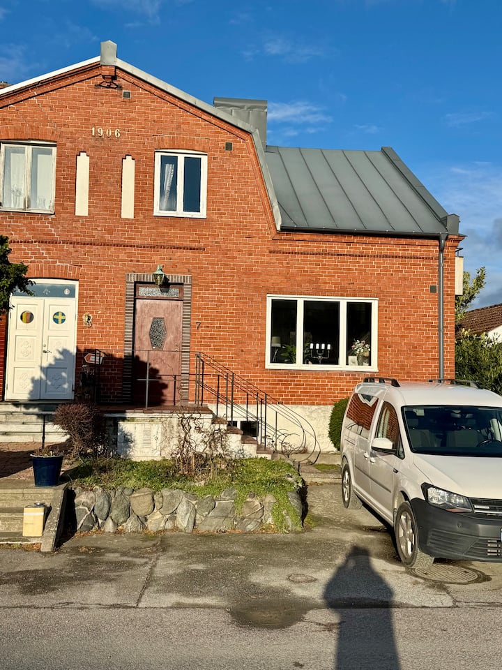 Strandnära Gatuhus Med Privat Trädgård. - Ystad