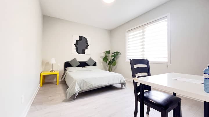 Yonge Finch Subway Modern Room With En Suite Bath - Toronto