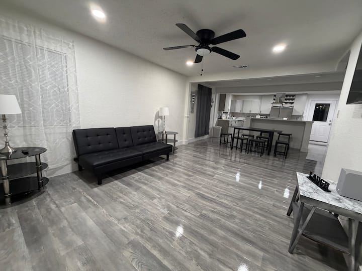 Spacious Home In Desoto For Families & Groups - DeSoto, TX