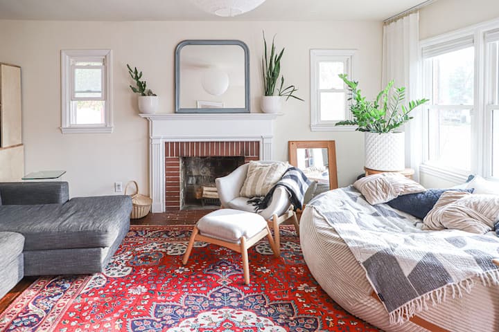 The Pink Door | Cheerful Family Retreat With Yard - Lexington, KY