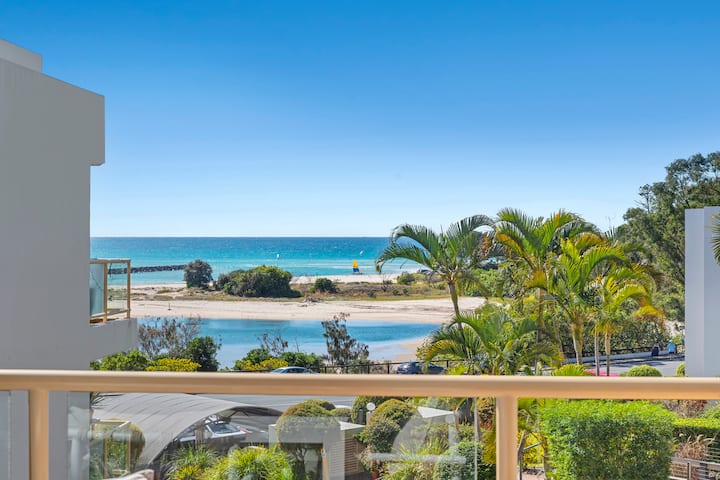 Beachfront Holiday Bliss In Currumbin - Coolangatta