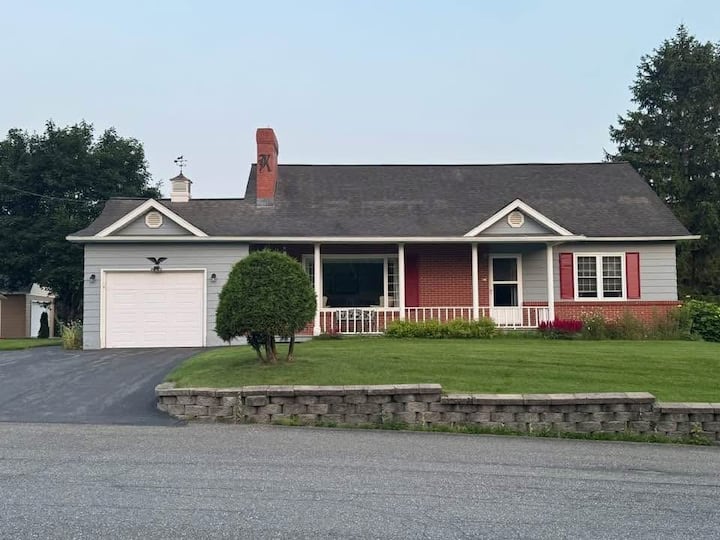 5 Bedrooms, 2 Baths, Trail Access W/extra Parking! - Edmundston