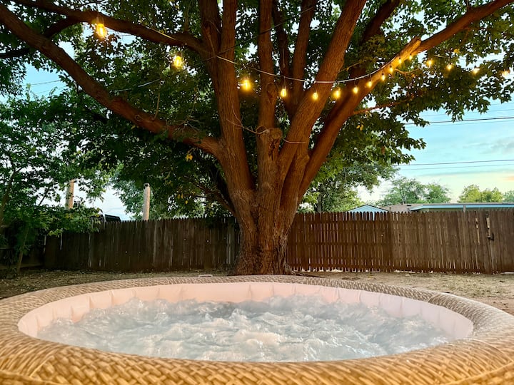 Tera Luxury Retreat - Hot Tub - Lubbock, TX