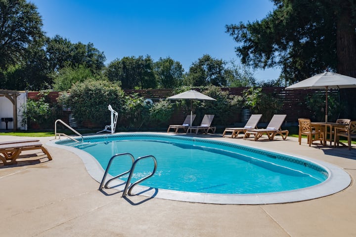 The Orchard Hotel - Free Breakfast, Pool & Hot Tub - Ukiah, CA