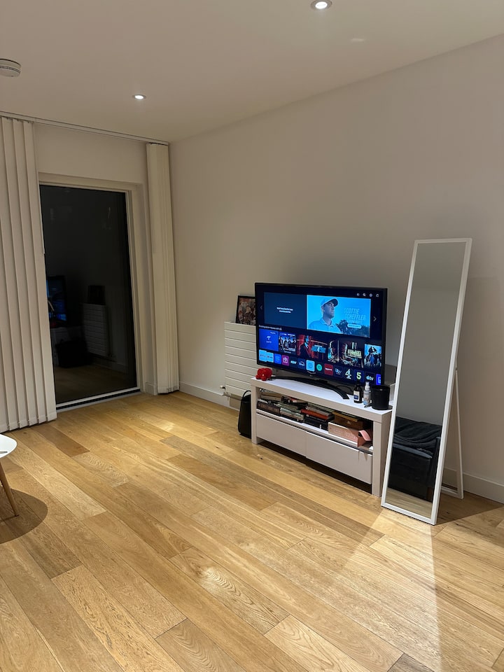 Spacious, New Flat Close To The Tube And Water - London