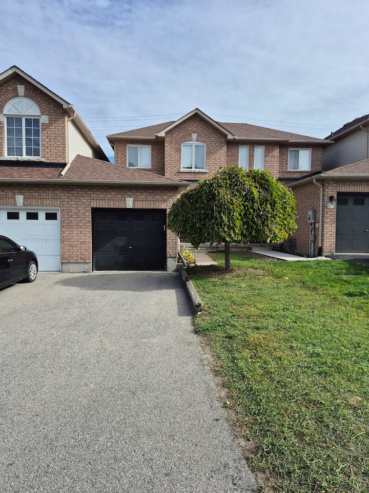 Cozy Townhouse In The Heart Of Barrie. - Barrie