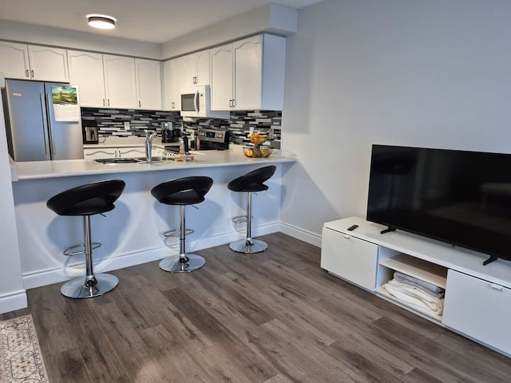 Cozy Townhouse In The Heart Of Barrie. - Barrie