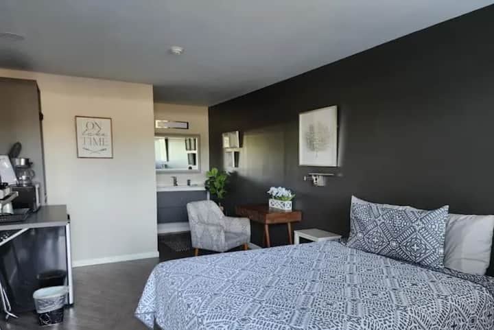 Deluxe King Bed Room - Lake Anna, VA