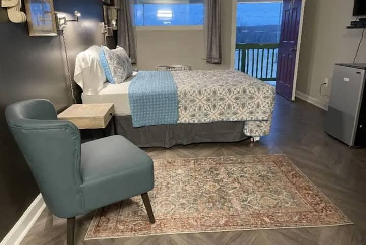 King Bed Room Deluxe - Lake Anna, VA