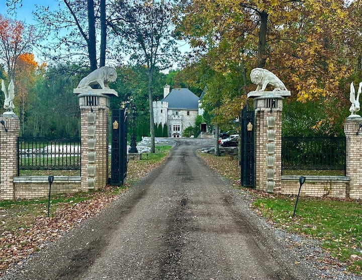 The Entire West Wing At Enchanting Castle In Holly - Seven Lakes State Park, Holly
