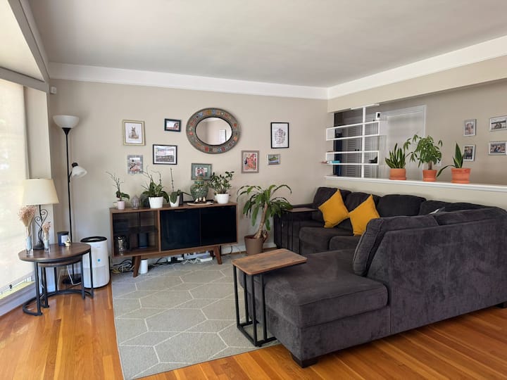 Bright And Peaceful Family Home - Livonia, MI